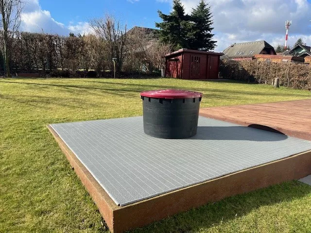 Swimming pool mat